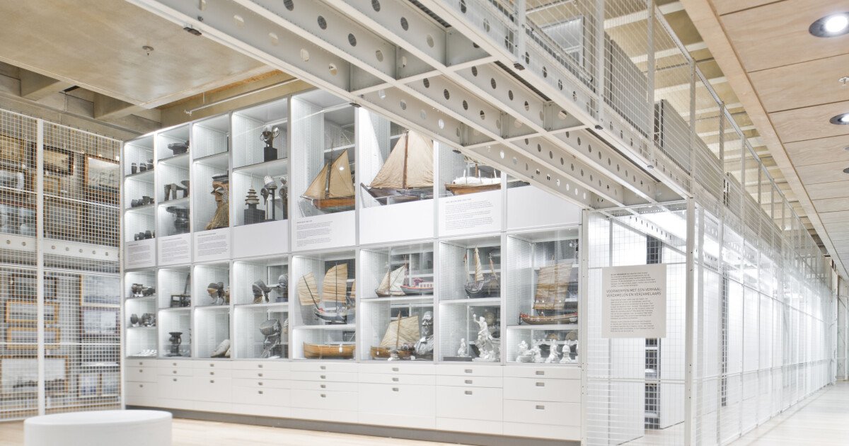 Museum high density mobile shelving | Bruynzeel